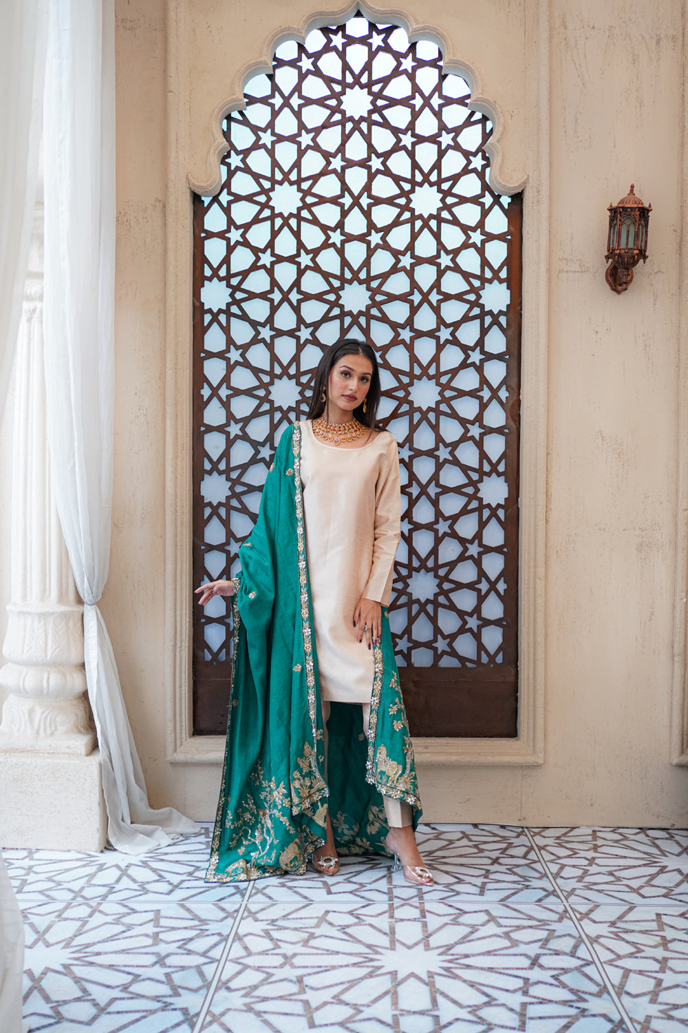 Mughlia Art Shawl – Sillhouete